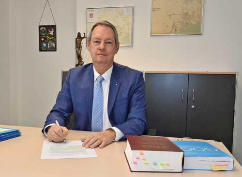 Vorstoss: Für Klotener Friedensrichter Hans-Peter Kasper unnötig ...